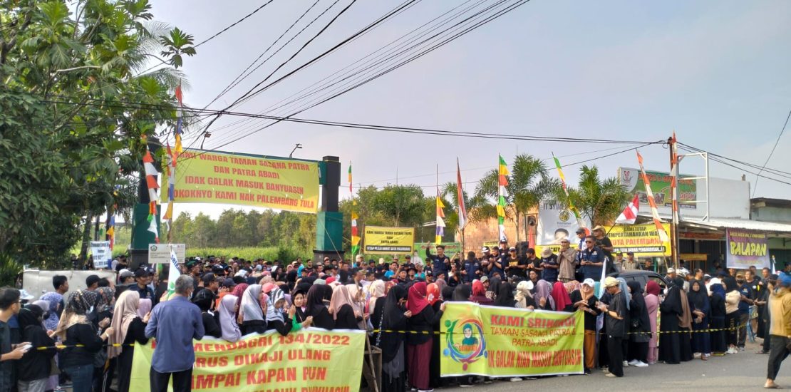 Warga Taman Sasana Patra dan Patra Abadi Bersatu Berdemo Menolak Masuk ...