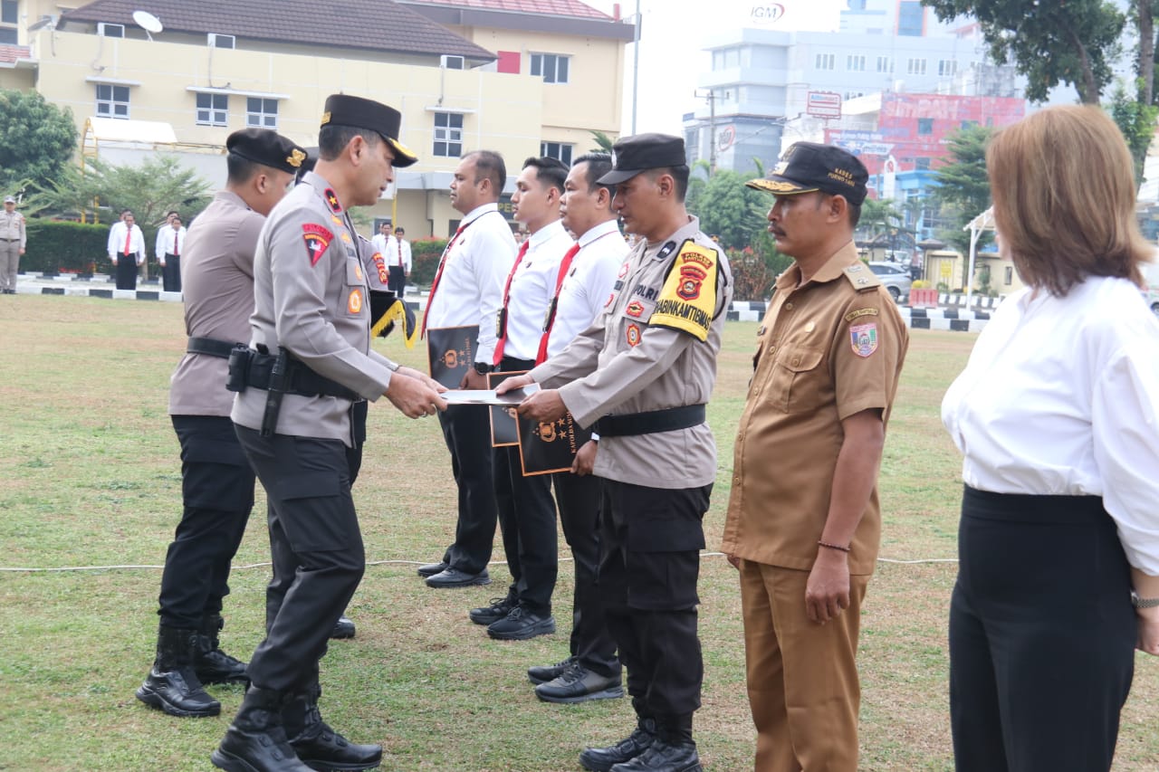 Puluhan Personel Polda Sumsel Terima Pin Emas dan Piagam Penghargaan dari Kapolda - Sonora FM ...